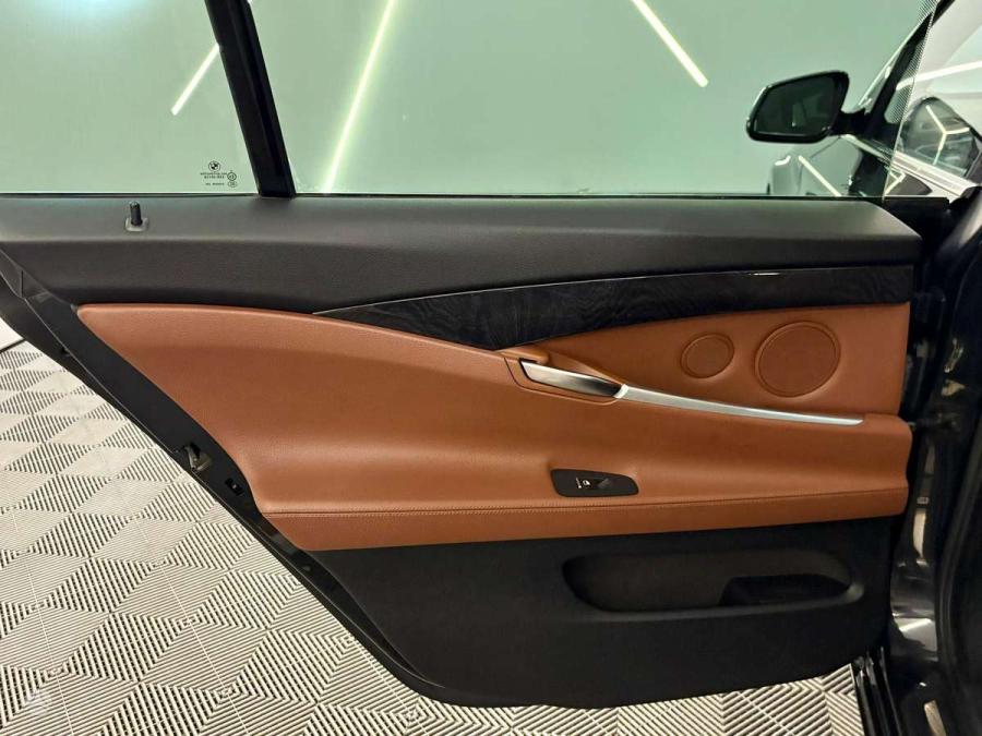 Melns BMW 530 Gran Turismo 2012 Marijampole, ar dzinēja tilpumu 2.99 L un nobraukumu 273 tūkst. km par 8999 €, foto 15 vietnē AUTOMOTO.COM.LV