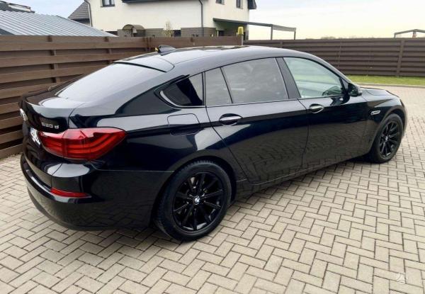 Black BMW 530 Gran Turismo 2015 in Klaipeda, with an engine capacity of 2.99 L and mileage of 297 thousand km for 13000 €, photo 2 on AUTOMOTO.COM.LV