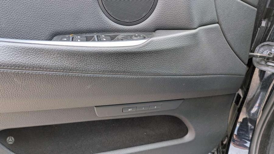 Black BMW 530 Gran Turismo 2015 in Utena, with an engine capacity of 2.99 L and mileage of 245 thousand km for 12100 €, photo 16 on AUTOMOTO.COM.LV