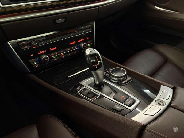 Brown BMW 530 Gran Turismo 2014 in Marijampole, with an engine capacity of 2.99 L and mileage of 279 thousand km for 14750 €, photo 9 on AUTOMOTO.COM.LV