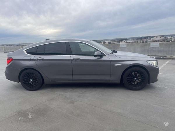 Pelēks BMW 530 Gran Turismo 2010 Viļņa, ar dzinēja tilpumu 3.00 L un nobraukumu 279 tūkst. km par 8350 €, foto 3 vietnē AUTOMOTO.COM.LV