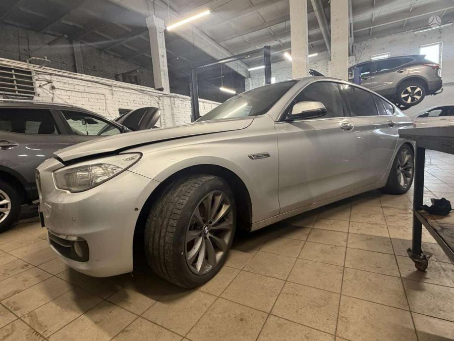Pelēks BMW 530 Gran Turismo 2015 Tauragė, ar dzinēja tilpumu 2.99 L un nobraukumu 330 tūkst. km par 9400 €, foto 21 vietnē AUTOMOTO.COM.LV