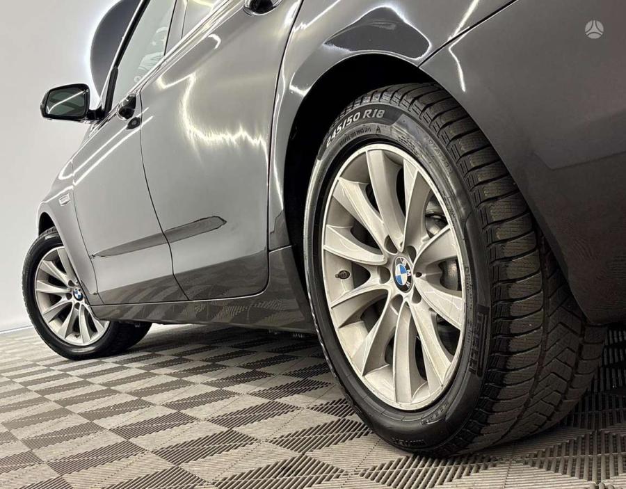 Pelēks BMW 530 Gran Turismo 2017 Marijampole, ar dzinēja tilpumu 2.99 L un nobraukumu 292 tūkst. km par 15999 €, foto 29 vietnē AUTOMOTO.COM.LV