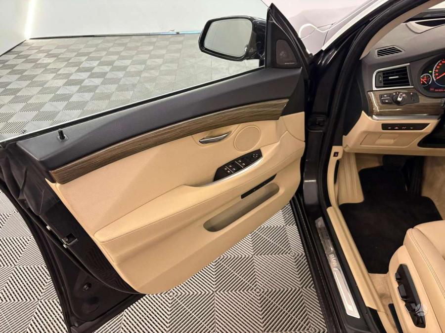 Pelēks BMW 530 Gran Turismo 2017 Marijampole, ar dzinēja tilpumu 2.99 L un nobraukumu 292 tūkst. km par 15999 €, foto 38 vietnē AUTOMOTO.COM.LV