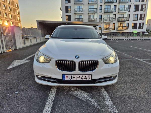 White BMW 530 Gran Turismo 2012 in Vilnius, with an engine capacity of 2.99 L and mileage of 382 thousand km for 8888 €, photo 1 on AUTOMOTO.COM.LV