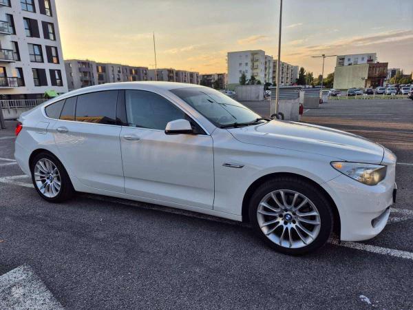 White BMW 530 Gran Turismo 2012 in Vilnius, with an engine capacity of 2.99 L and mileage of 382 thousand km for 8888 €, photo 5 on AUTOMOTO.COM.LV
