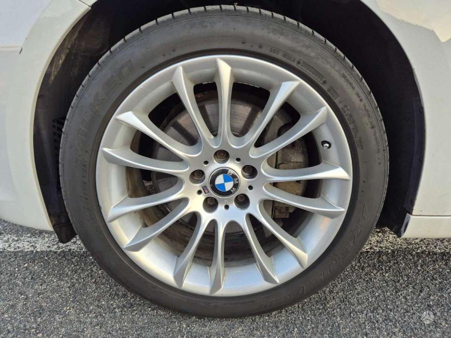 White BMW 530 Gran Turismo 2012 in Vilnius, with an engine capacity of 2.99 L and mileage of 382 thousand km for 8888 €, photo 27 on AUTOMOTO.COM.LV