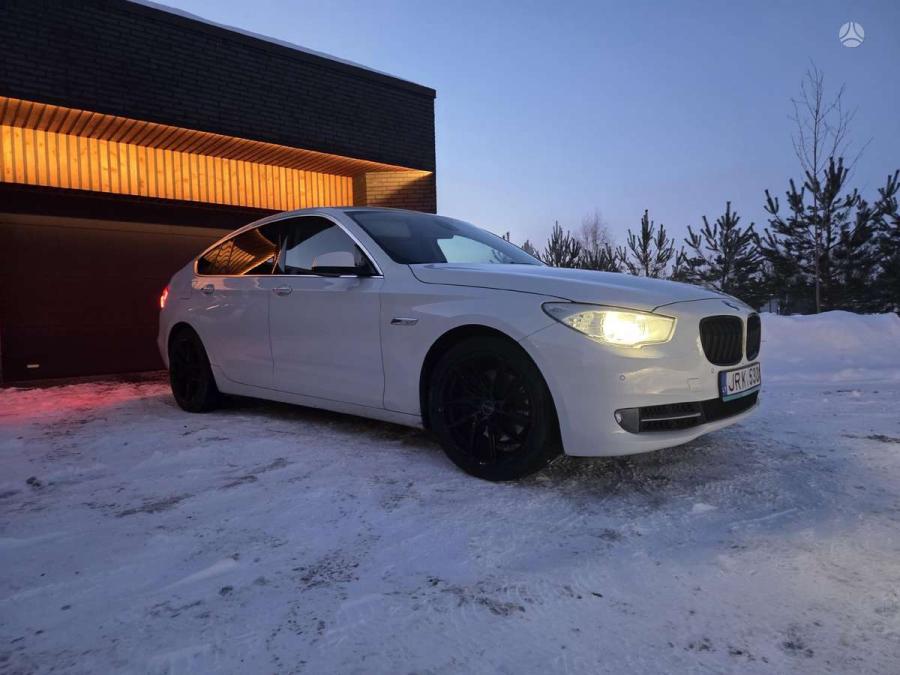 White BMW 530 Gran Turismo 2011 in Klaipeda, with an engine capacity of 2.99 L and mileage of 306 thousand km for 8000 €, photo 1 on AUTOMOTO.COM.LV