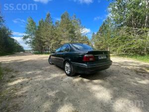 Green BMW 530 2002 in Riga, with an engine capacity of 3.00 L and mileage of 325 thousand km for 2500 €, photo 4 on AUTOMOTO.COM.LV