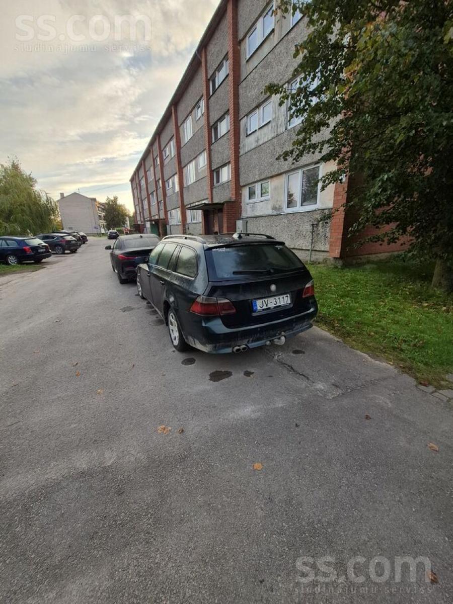 Green BMW 530 2004 in Jekabpils, with an engine capacity of 3.00 L and mileage of 419 thousand km for 2700 €, photo 5 on AUTOMOTO.COM.LV