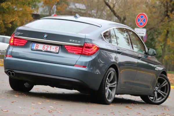 Grey BMW 530 2010 in Riga, with an engine capacity of 3.00 L and mileage of 236 thousand km for 11990 €, photo 2 on AUTOMOTO.COM.LV
