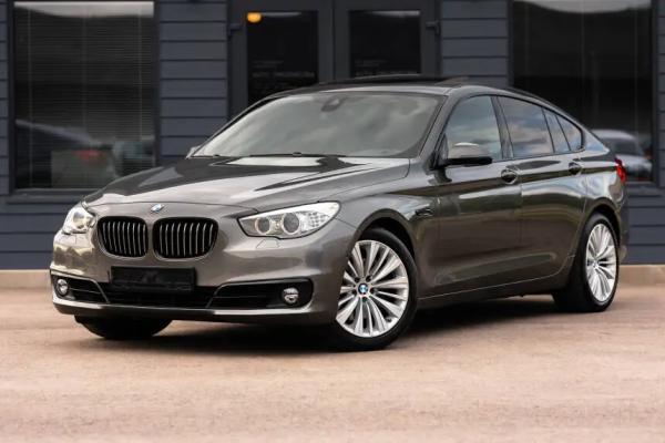 Grey BMW 530 2014 in Jelgava, with an engine capacity of 3.00 L and mileage of 250 thousand km for 16950 €, photo 3 on AUTOMOTO.COM.LV