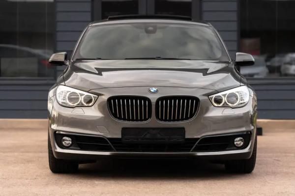 Grey BMW 530 2014 in Jelgava, with an engine capacity of 3.00 L and mileage of 250 thousand km for 16950 €, photo 5 on AUTOMOTO.COM.LV