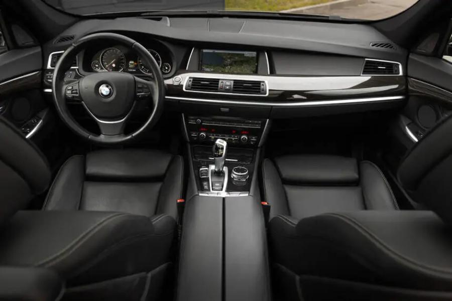 Grey BMW 530 2014 in Jelgava, with an engine capacity of 3.00 L and mileage of 250 thousand km for 16950 €, photo 9 on AUTOMOTO.COM.LV