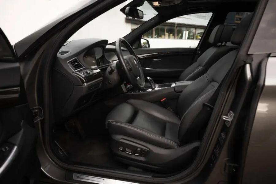 Grey BMW 530 2014 in Jelgava, with an engine capacity of 3.00 L and mileage of 250 thousand km for 16950 €, photo 14 on AUTOMOTO.COM.LV