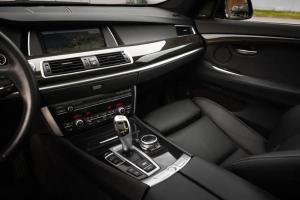 Grey BMW 530 2014 in Jelgava, with an engine capacity of 3.00 L and mileage of 250 thousand km for 16950 €, photo 15 on AUTOMOTO.COM.LV