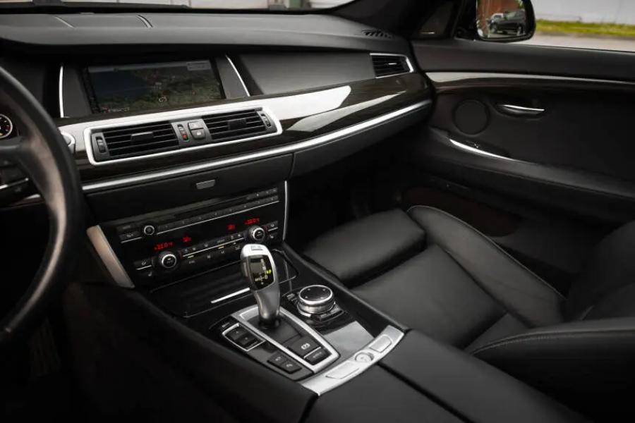 Grey BMW 530 2014 in Jelgava, with an engine capacity of 3.00 L and mileage of 250 thousand km for 16950 €, photo 15 on AUTOMOTO.COM.LV