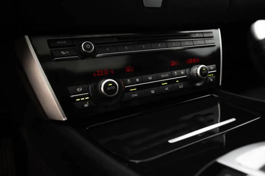 Grey BMW 530 2014 in Jelgava, with an engine capacity of 3.00 L and mileage of 250 thousand km for 16950 €, photo 16 on AUTOMOTO.COM.LV