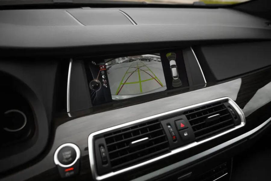 Grey BMW 530 2014 in Jelgava, with an engine capacity of 3.00 L and mileage of 250 thousand km for 16950 €, photo 18 on AUTOMOTO.COM.LV
