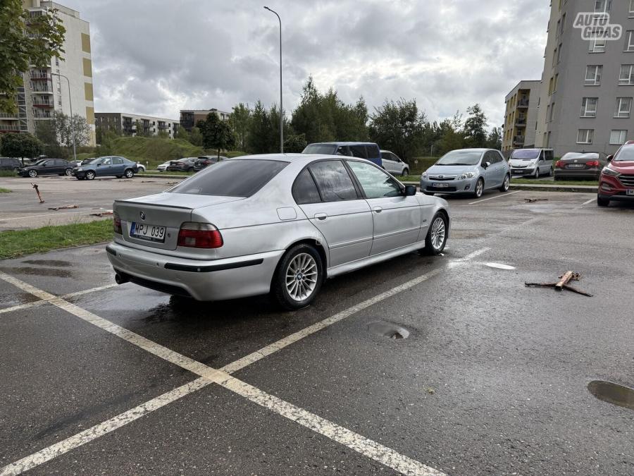 Pelēks BMW 530 2000 Viļņa, ar dzinēja tilpumu 2.90 L un nobraukumu 376 tūkst. km par 2000 €, foto 5 vietnē AUTOMOTO.COM.LV