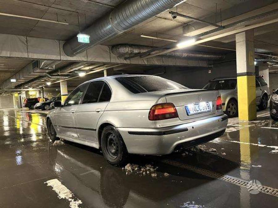 Pelēks BMW 530 2001 Kauņa, ar dzinēja tilpumu 2.93 L un nobraukumu 400 tūkst. km par 2220 €, foto 1 vietnē AUTOMOTO.COM.LV