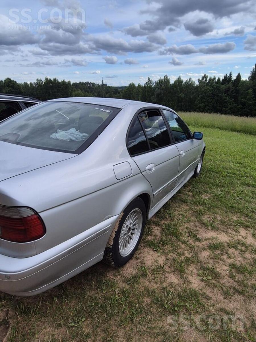 Grey BMW 530 2001 in Riga, with an engine capacity of 3.00 L and mileage of 301 thousand km for 1600 €, photo 3 on AUTOMOTO.COM.LV