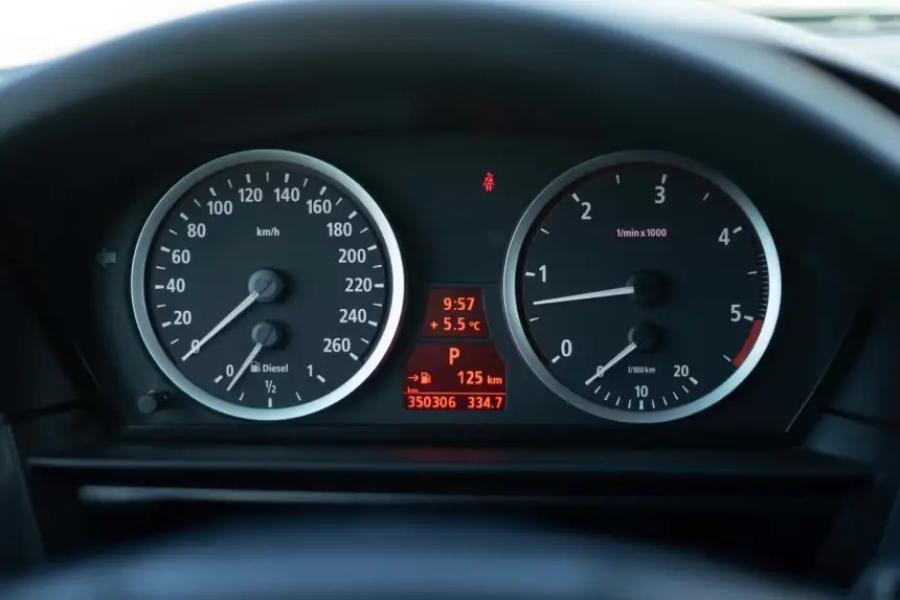 Grey BMW 530 2003 in Liepaja, with an engine capacity of 3.00 L and mileage of 350 thousand km for 4100 €, photo 13 on AUTOMOTO.COM.LV