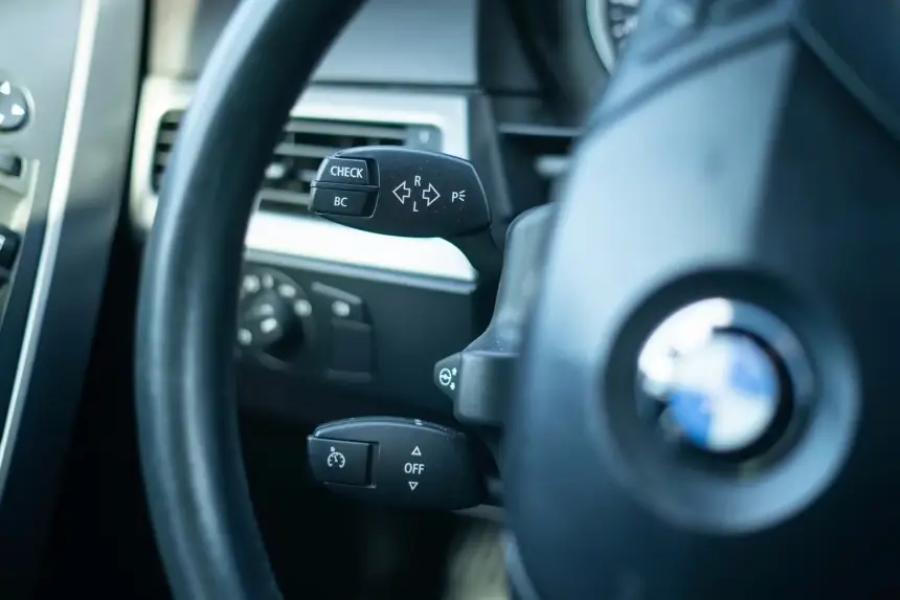 Grey BMW 530 2003 in Liepaja, with an engine capacity of 3.00 L and mileage of 350 thousand km for 4100 €, photo 23 on AUTOMOTO.COM.LV