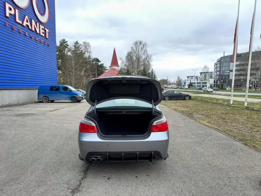Pelēks BMW 530 2003 Rīga, ar dzinēja tilpumu 3.00 L un nobraukumu 311 tūkst. km par 4290 €, foto 7 vietnē AUTOMOTO.COM.LV
