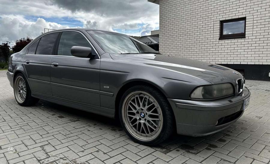 Grey BMW 530 2003 in Plunge, with an engine capacity of 0.00 L and mileage of 384 thousand km for 2500 €, photo 6 on AUTOMOTO.COM.LV