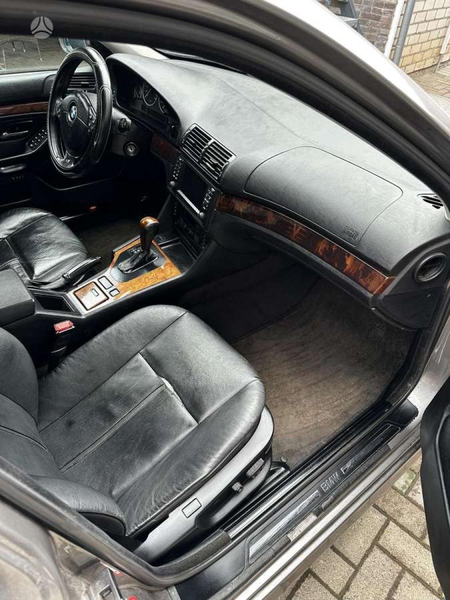 Grey BMW 530 2003 in Plunge, with an engine capacity of 0.00 L and mileage of 384 thousand km for 2500 €, photo 8 on AUTOMOTO.COM.LV