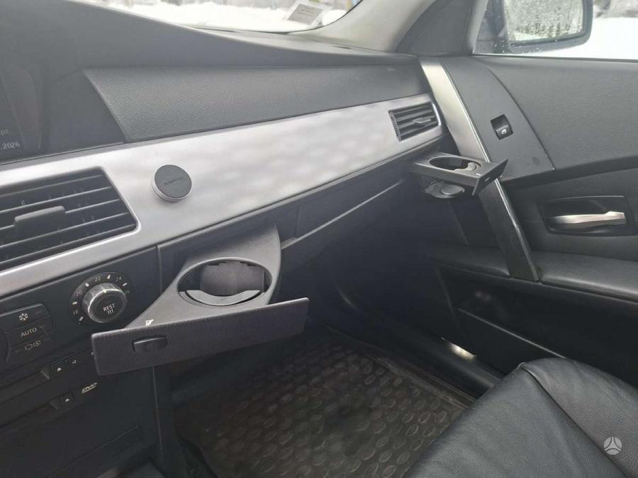 Grey BMW 530 2004 in Ukmerge, with an engine capacity of 2.99 L and mileage of 380 thousand km for 3400 €, photo 11 on AUTOMOTO.COM.LV