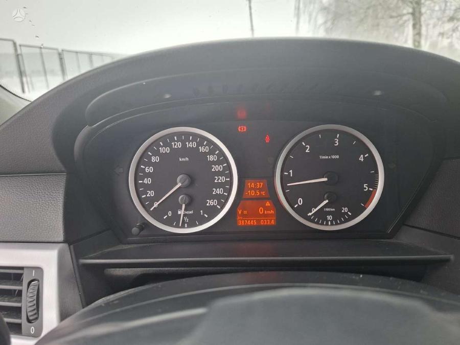 Grey BMW 530 2004 in Ukmerge, with an engine capacity of 2.99 L and mileage of 380 thousand km for 3400 €, photo 13 on AUTOMOTO.COM.LV