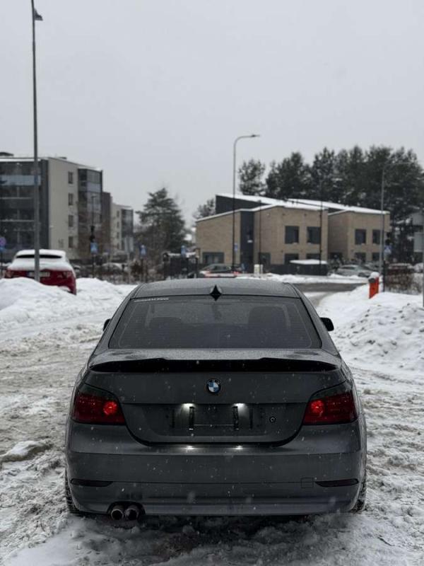 Grey BMW 530 2004 in Vilnius, with an engine capacity of 3.00 L and mileage of 390 thousand km for 3699 €, photo 4 on AUTOMOTO.COM.LV