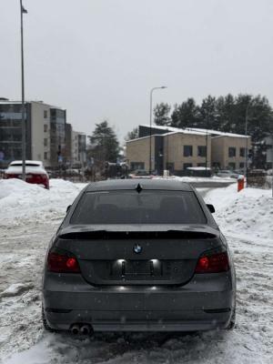 Pelēks BMW 530 2004 Viļņa, ar dzinēja tilpumu 3.00 L un nobraukumu 390 tūkst. km par 3699 €, foto 4 vietnē AUTOMOTO.COM.LV