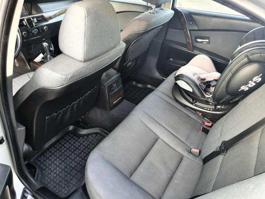 Grey BMW 530 2004 in Siauliai, with an engine capacity of 2.99 L and mileage of 436 thousand km for 3700 €, photo 9 on AUTOMOTO.COM.LV