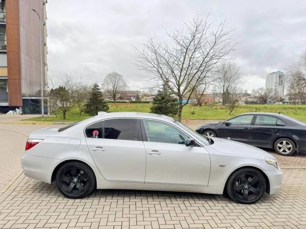 Grey BMW 530 2004 in Riga, with an engine capacity of 3.00 L and mileage of 388 thousand km for 3490 €, photo 4 on AUTOMOTO.COM.LV