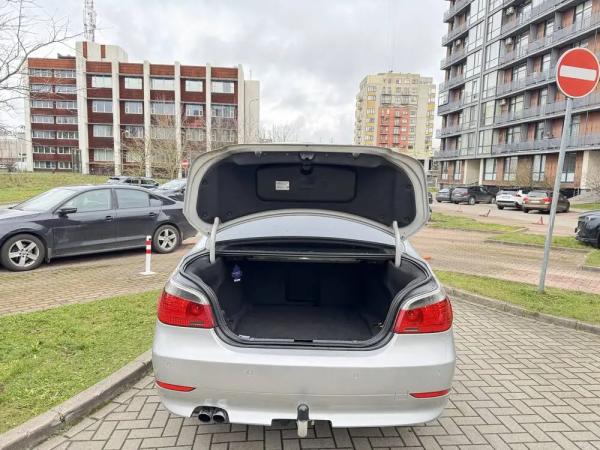 Grey BMW 530 2004 in Riga, with an engine capacity of 3.00 L and mileage of 388 thousand km for 3490 €, photo 10 on AUTOMOTO.COM.LV