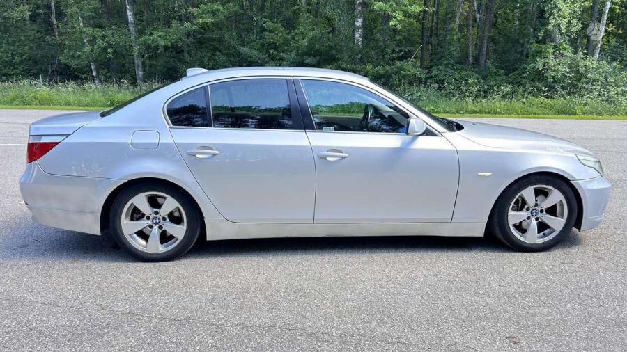 Grey BMW 530 2004 in Ukmerge, with an engine capacity of 3.00 L and mileage of 450 thousand km for 2550 €, photo 1 on AUTOMOTO.COM.LV