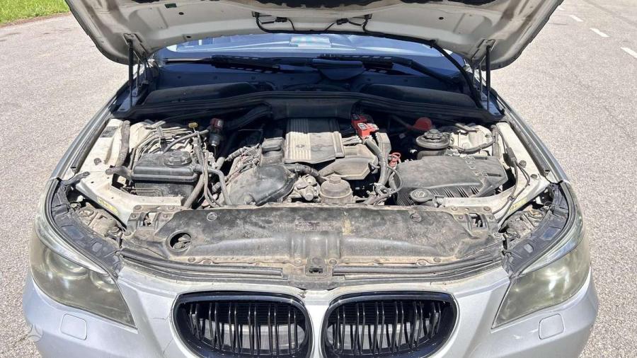 Grey BMW 530 2004 in Ukmerge, with an engine capacity of 3.00 L and mileage of 450 thousand km for 2550 €, photo 6 on AUTOMOTO.COM.LV