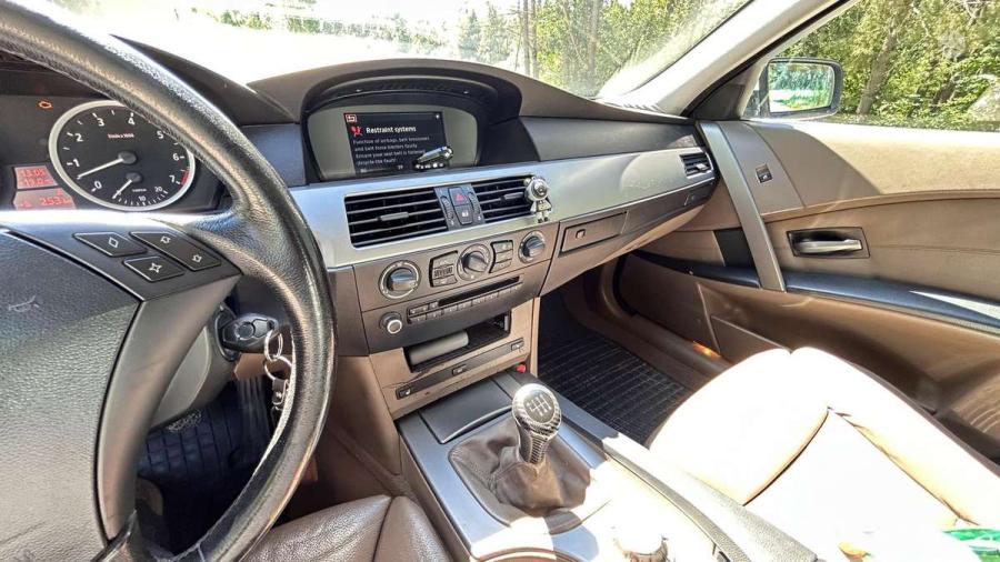 Grey BMW 530 2004 in Ukmerge, with an engine capacity of 3.00 L and mileage of 450 thousand km for 2550 €, photo 7 on AUTOMOTO.COM.LV