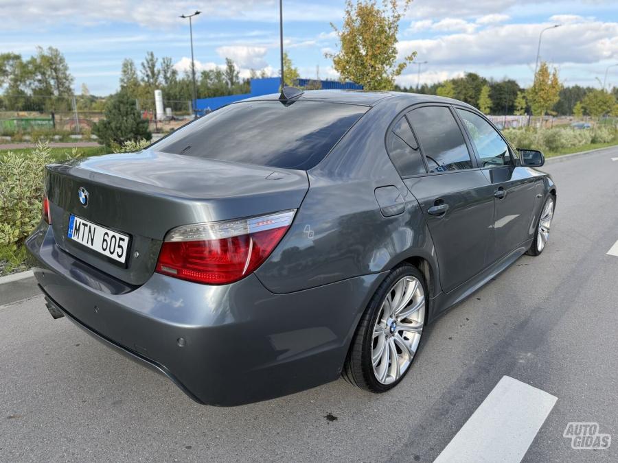 Pelēks BMW 530 2004 Viļņa, ar dzinēja tilpumu 3.00 L un nobraukumu 371 tūkst. km par 4650 €, foto 12 vietnē AUTOMOTO.COM.LV