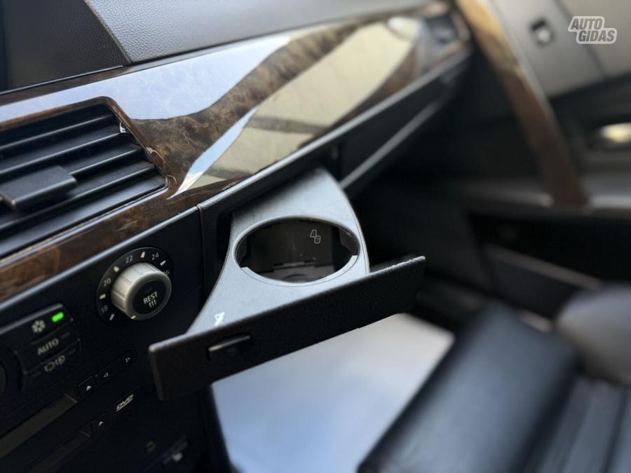 Pelēks BMW 530 2004 Viļņa, ar dzinēja tilpumu 3.00 L un nobraukumu 371 tūkst. km par 4650 €, foto 28 vietnē AUTOMOTO.COM.LV
