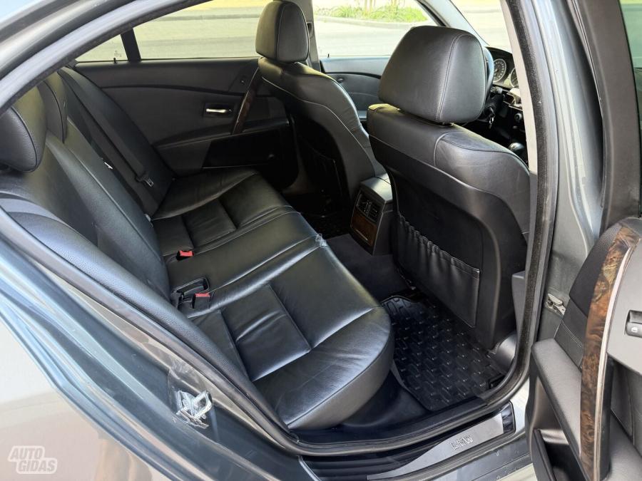 Pelēks BMW 530 2004 Viļņa, ar dzinēja tilpumu 3.00 L un nobraukumu 371 tūkst. km par 4650 €, foto 32 vietnē AUTOMOTO.COM.LV