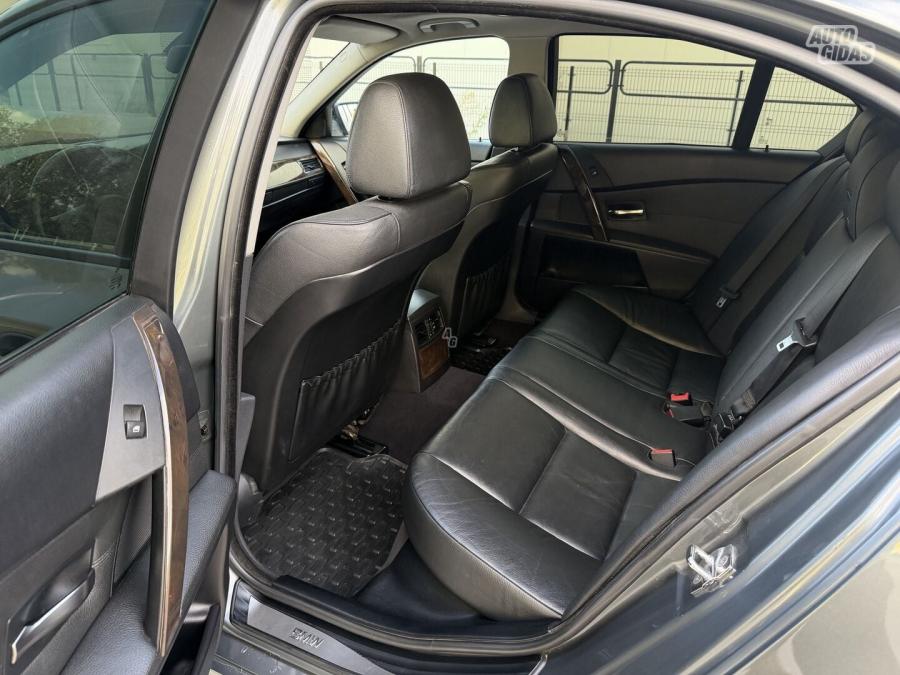 Pelēks BMW 530 2004 Viļņa, ar dzinēja tilpumu 3.00 L un nobraukumu 371 tūkst. km par 4650 €, foto 34 vietnē AUTOMOTO.COM.LV