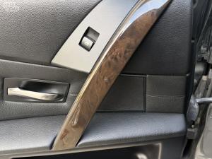 Pelēks BMW 530 2004 Viļņa, ar dzinēja tilpumu 3.00 L un nobraukumu 371 tūkst. km par 4650 €, foto 35 vietnē AUTOMOTO.COM.LV