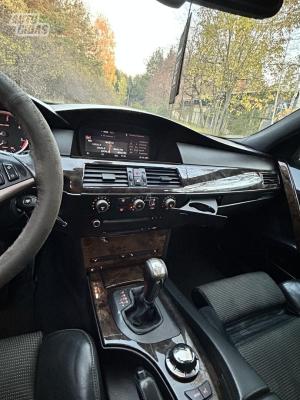 Pelēks BMW 530 2005 Viļņa, ar dzinēja tilpumu 3.00 L un nobraukumu 395 tūkst. km par 3000 €, foto 16 vietnē AUTOMOTO.COM.LV
