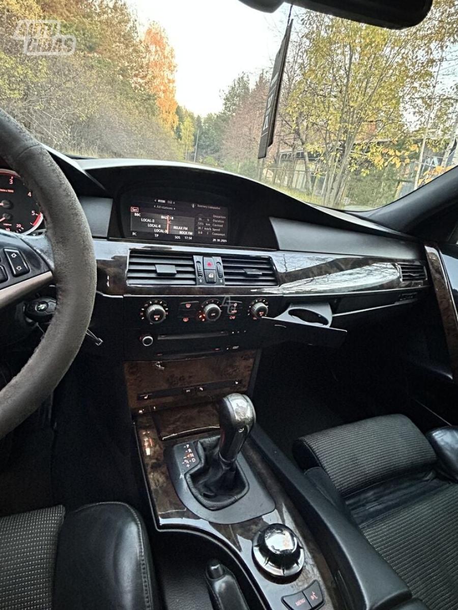 Pelēks BMW 530 2005 Viļņa, ar dzinēja tilpumu 3.00 L un nobraukumu 395 tūkst. km par 3000 €, foto 16 vietnē AUTOMOTO.COM.LV