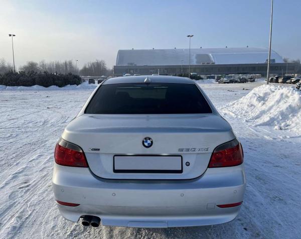 Pelēks BMW 530 2006 Šauļi, ar dzinēja tilpumu 2.99 L un nobraukumu 373 tūkst. km par 4500 €, foto 4 vietnē AUTOMOTO.COM.LV