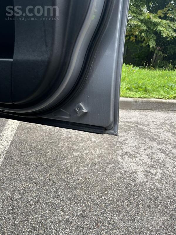 Grey BMW 530 2006 in Riga, with an engine capacity of 3.00 L and mileage of 215 thousand km for 2300 €, photo 8 on AUTOMOTO.COM.LV
